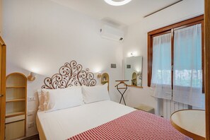Apartamento, sacada, vista para o pátio | 1 quarto, espaço de trabalho para notebook