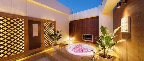 Quarto real | Banheiro | Produtos de toalete grátis, secador de cabelo, roupões de banho