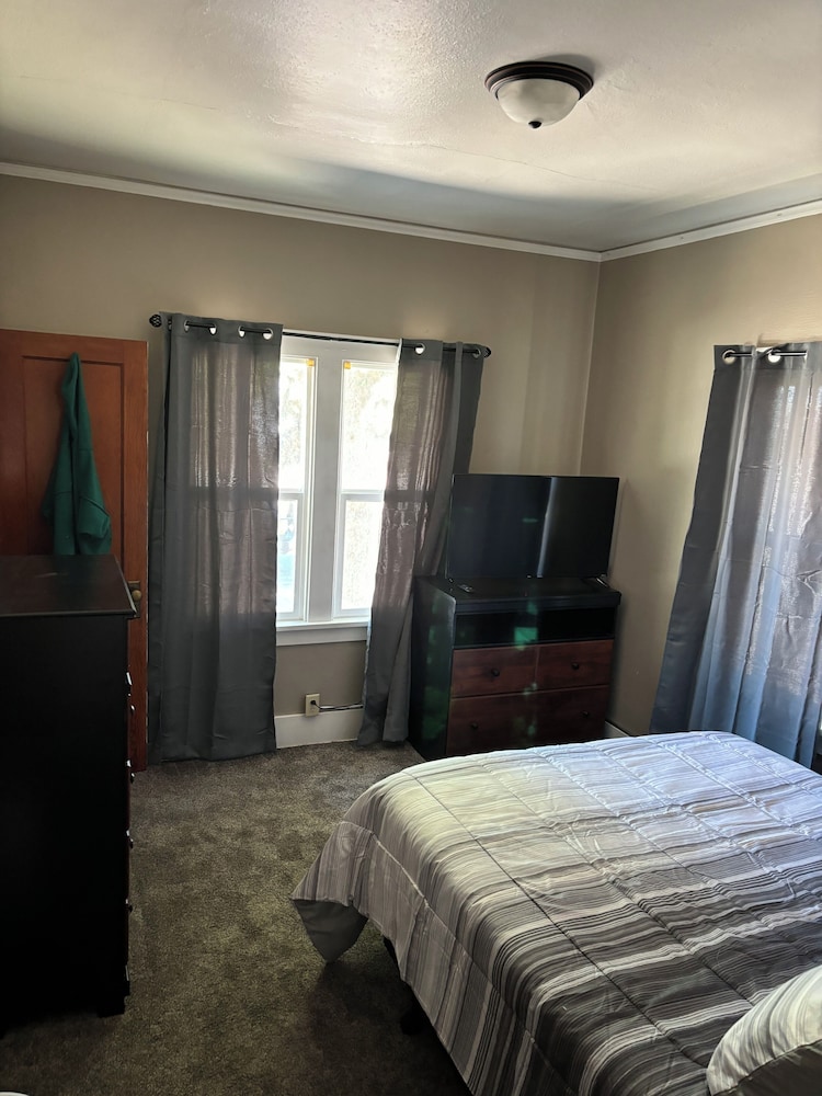 One Block From Downtown One Bed One Bath With Extra Folded Out Bed. - Wyoming