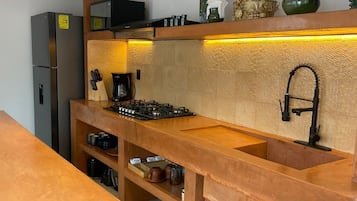 Geladeira, micro-ondas, torradeira, liquidificador
