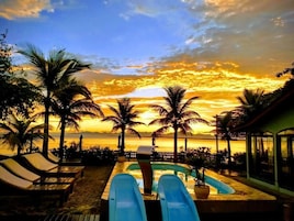 Piscina exterior, da(s) 10:00 à(s) 20:00, guarda-sóis, espreguiçadeiras 