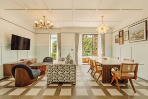 Sol Two-bedroom Lagoon Suite Villa (Up to 8) (Free Drop-off Airport Transfer) | Cofre no quarto, secretária adequada para computadores portáteis