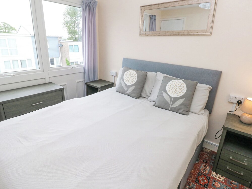 THE CHALET, family friendly, country holiday cottage in Lamphey ...