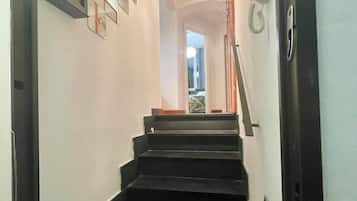 Apartamento família | Área de estar | TV de tela plana, brinquedos