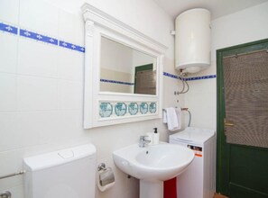 Apartamento (Two Bedroom) | Casa de banho | Um polibã, toalhas fornecidas 