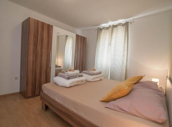 Apartamento (Two Bedroom) | 6 quartos, berços/camas para crianças, Wi-fi grátis 