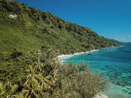 Uma praia privada, praia de areia branca, bares na praia 