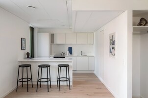 Apartamento design, 2 quartos | Cozinha privada | Geladeira grande, fogão, cooktop, lava-louças