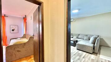 Apartamento Clássico | Sala de estar | Televisor LCD de 32 polegadas com canais por cabo