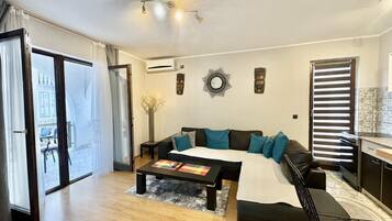 Apartamento Standard | Sala de estar | Televisor LCD de 32 polegadas com canais por cabo