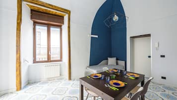 Apartamento | Cozinha privada | Uma cafeteira/bule, um frigorífico, um forno, uma placa de cozinha