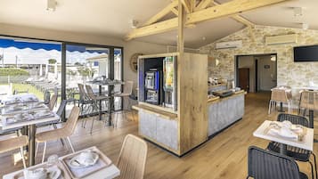 Pequeno-almoço tipo buffet aos fins de semana (11 EUR por pessoa)