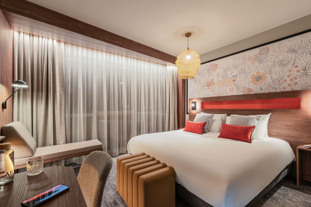 Quarto luxo, 1 cama de casal, vista para a baía | Cofres nos quartos, espaço de trabalho para notebook, cortinas blackout