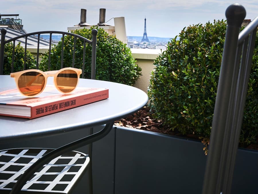 Roupas de cama premium, cofres nos quartos, cortinas blackout