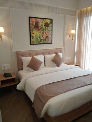 Quarto Standard | Roupa de alta qualidade, edredões de penas, cofre no quarto