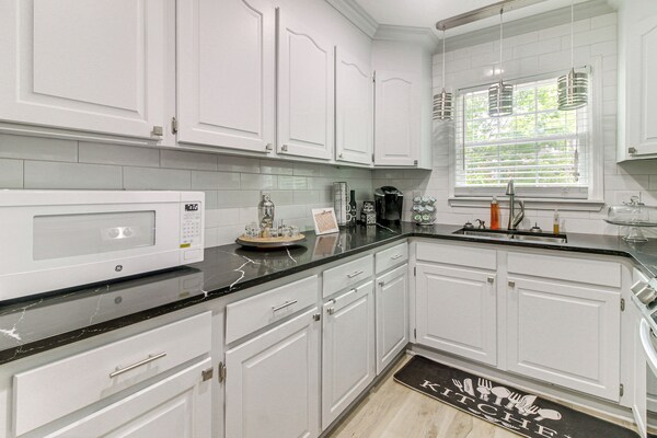 Charlotte Home W/ Yard - Near Spectrum Center! - Charlotte, NC