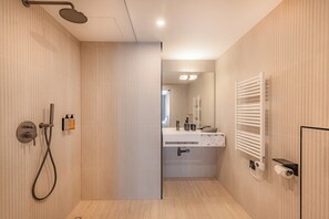 Apartamento Básico | Casa de banho | Um polibã, um secador de cabelo, toalhas fornecidas, sabão 