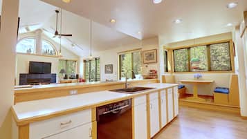 Casa, 3 quartos | Cozinha privada | Geladeira, fogão, cafeteira/chaleira, torradeira