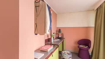 Quarto Júnior | Minibar, cofre no quarto, cortinas/cortinados opacos