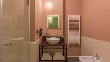 Quarto Familiar | Casa de banho | Um polibã, artigos de higiene pessoal grátis, um secador de cabelo