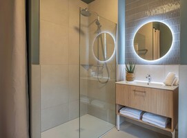 Appartement Supérieur avec Terrasse | Casa de banho | Um secador de cabelo, toalhas fornecidas, sabão, champô 