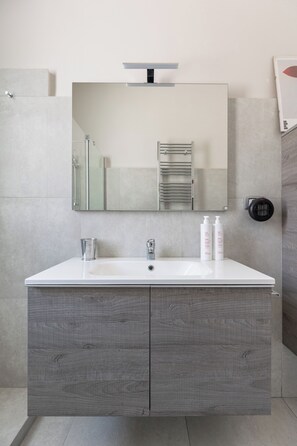 Apartamento, varanda | Casa de banho | Um polibã, artigos de higiene pessoal grátis, um secador de cabelo 