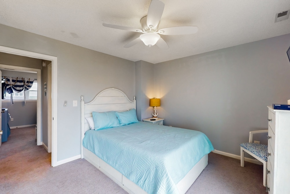 Coastal Home With Short Walk To The Beach, Community Pool - Topsail Island, NC