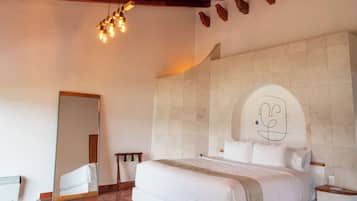 Suíte superior, sacada, vista para o lago | Cofres nos quartos, individualmente decorados, cortinas blackout