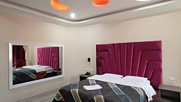 Um quarto moderno com uma cama grande, um espelho e um design de teto diferenciado.
