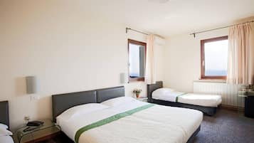 Quarto triplo clássico | 1 quarto, cofres nos quartos, escrivaninha