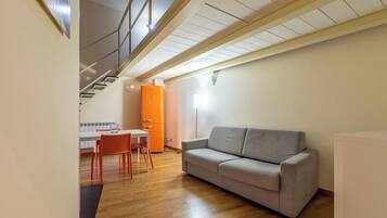 Apartamento, varanda | Sala de estar | Televisor de ecrã plano de 32 polegadas com canais por cabo