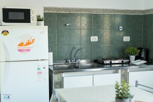 Quarto Familiar | Cozinha privada | Um frigorífico/congelador grande, um micro-ondas, uma placa de cozinha 