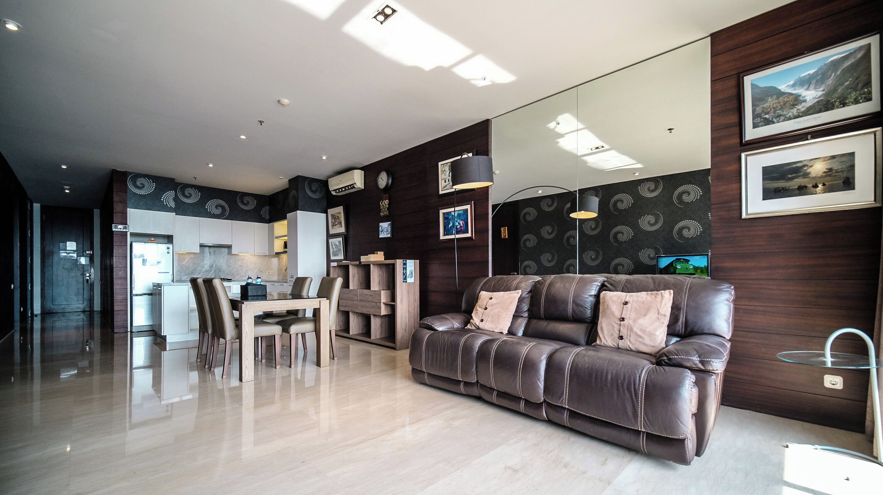 Apartamento luxo | 2 quartos, escrivaninha