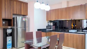 Apartamento Deluxe | Cozinha privada | Um frigorífico/congelador grande, um micro-ondas, uma placa de cozinha