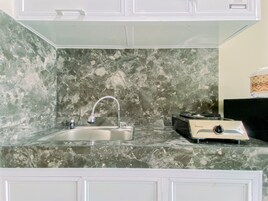 Estúdio Deluxe | Cozinha privada | Um frigorífico/congelador grande, uma placa de cozinha 