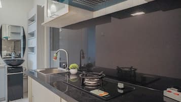 Apartamento luxo | Cozinha privada | Geladeira, cooktop, mesas de jantar
