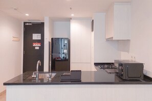 Apartamento Deluxe | Cozinha privada | Um frigorífico/congelador grande, um micro-ondas, uma placa de cozinha 