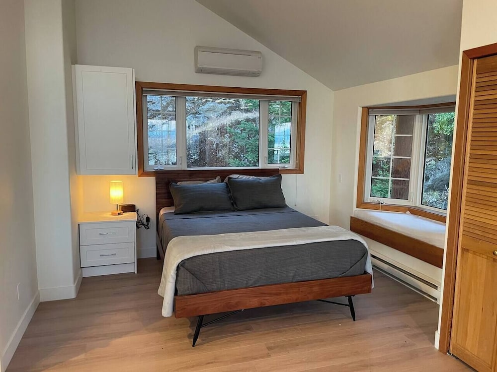 Ocean View Cottage At Sahhali On The Bluffs - North Pender Island