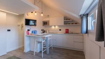 Estúdio Cidade | Cozinha privada | Uma máquina de café expresso, uma chaleira elétrica, uma torradeira