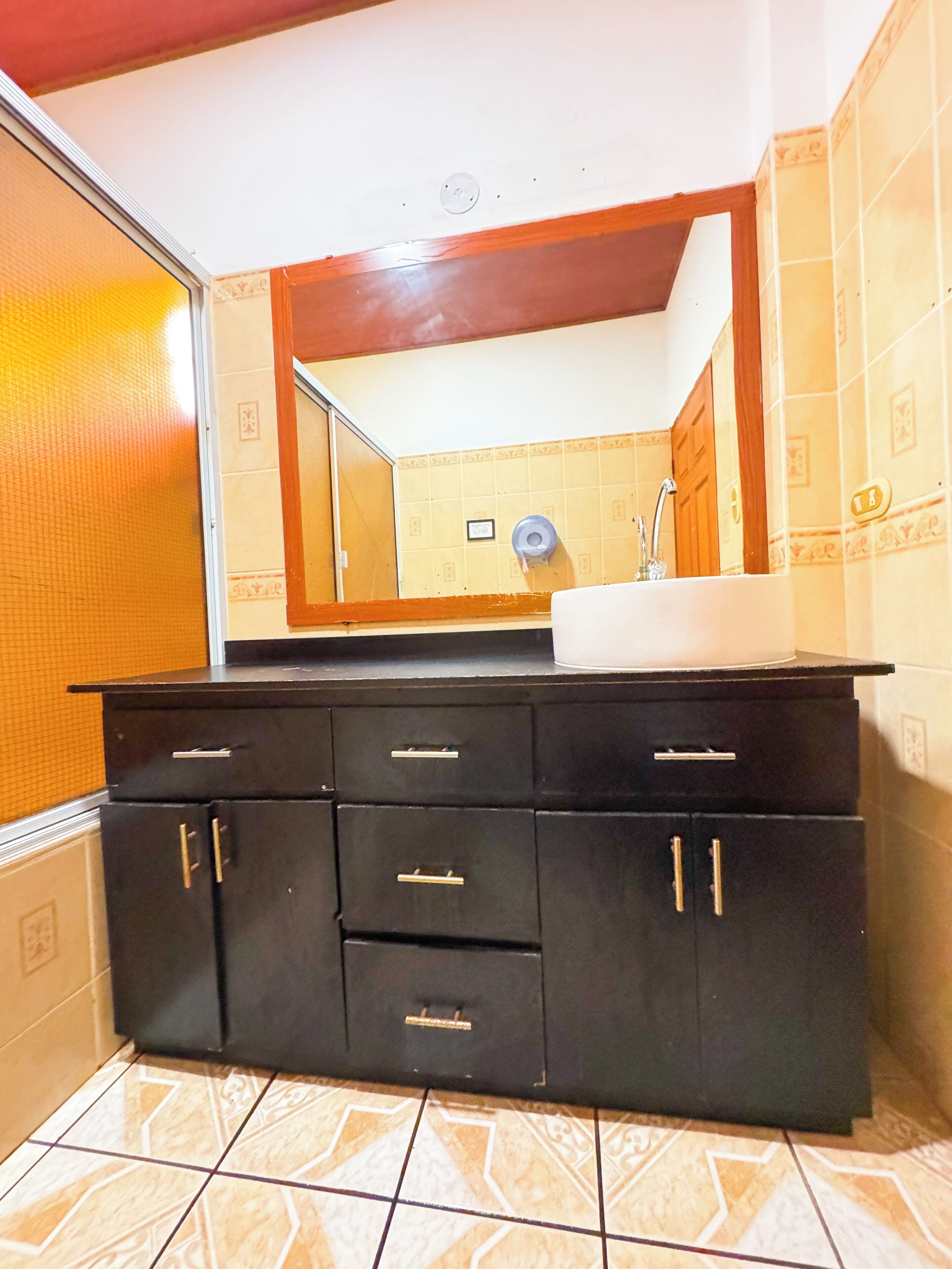 Um polibã, toalhas fornecidas, sabão, papel higiénico 