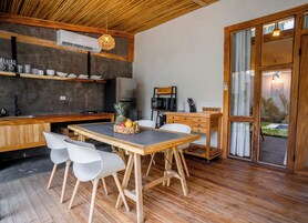 Casa Comfort | Cozinha privada | Um micro-ondas, uma chaleira elétrica, uma torradeira, liquidificador 