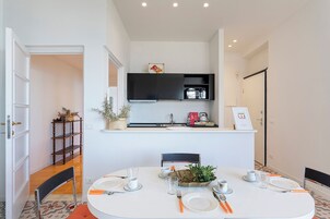 Apartamento, vista para o mar | Opções para refeição no quarto