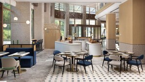 Um restaurante amplo, com pé-direito alto, grandes janelas e uma variedade de áreas de estar, incluindo cabines e mesas.