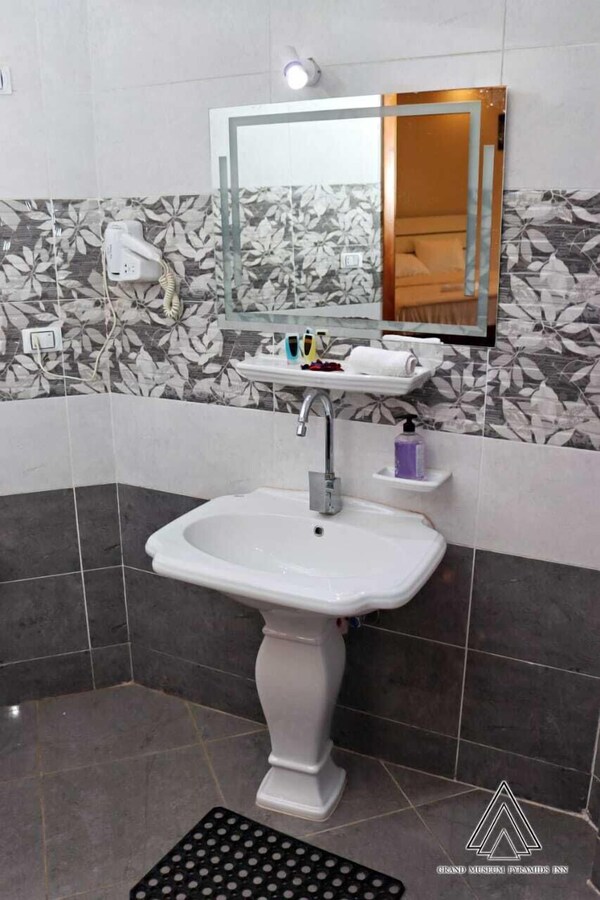 Luca Pyramids Inn - Égypte