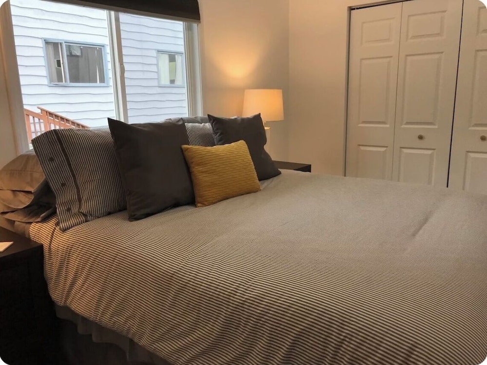 Ground Floor End Unit In Midtown Anchorage - 앵커리지