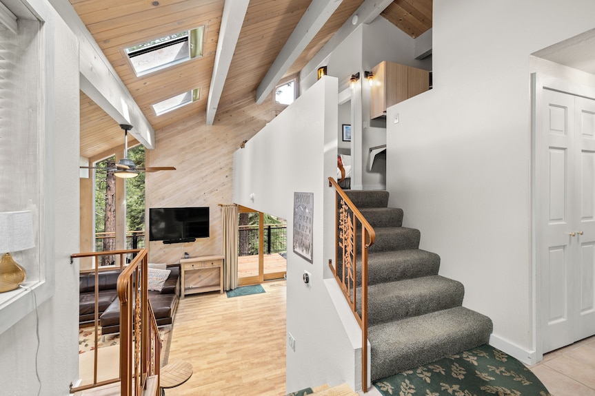 Cozy Cub Den - Quiet Northstar Home With Large Kitchen, Workspace, And Hoa Access, Near Lake Tahoe - Lake Tahoe