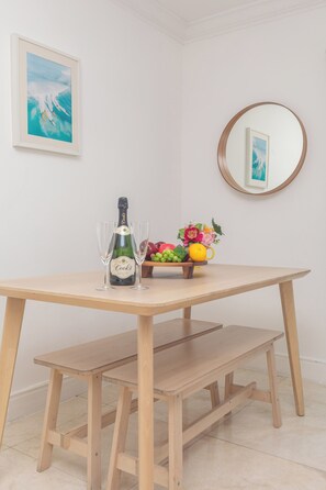 Apartamento Panorâmico | Cozinha privada | Uma cafeteira/bule, mesas de jantar 
