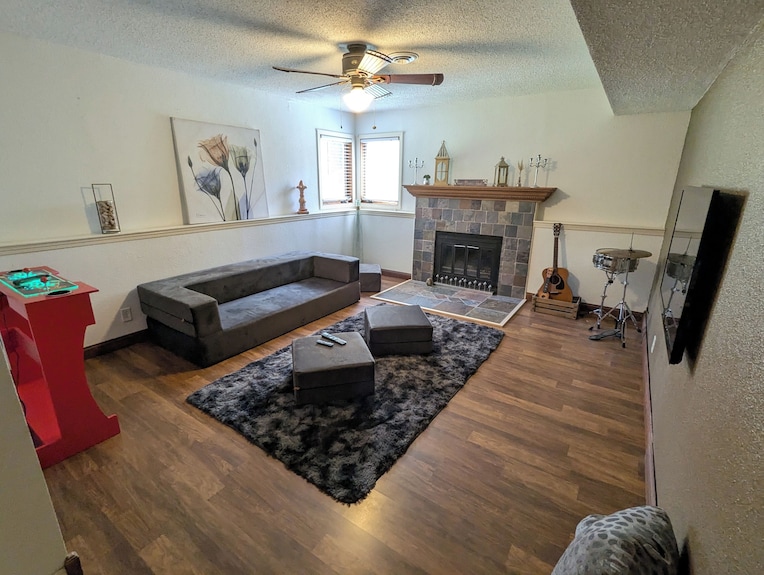 Elegant, Charming, Serene, & Delightful Home With Huge Fenced Yard Close To I90! - Rockford, IL