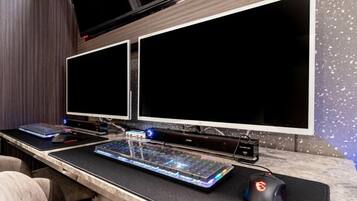 Configuração de jogos com dois monitores, um teclado mecânico e um mouse gamer sobre uma escrivaninha de mármore.