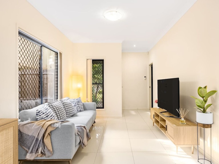 3bd Townhouse Close To Shops/transport W/carpark - Salisbury